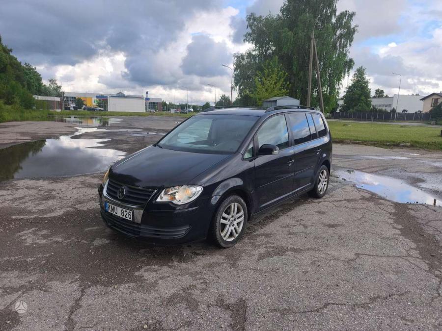 Black Volkswagen Touran 2007 in Panevezys, with an engine capacity of 1.97 L and mileage of 271 thousand km for 2700 €, photo 1 on AUTOMOTO.COM.LV