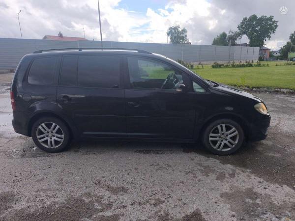 Black Volkswagen Touran 2007 in Panevezys, with an engine capacity of 1.97 L and mileage of 271 thousand km for 2700 €, photo 3 on AUTOMOTO.COM.LV
