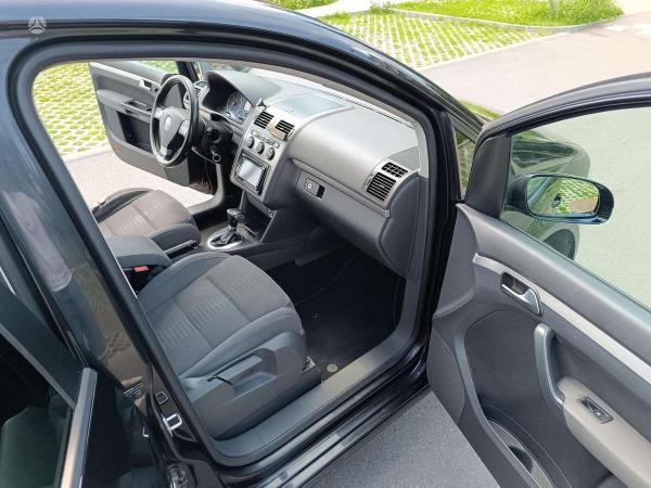 Melns Volkswagen Touran 2007 Viļņa, ar dzinēja tilpumu 1.90 L un nobraukumu 356 tūkst. km par 1999 €, foto 7 vietnē AUTOMOTO.COM.LV