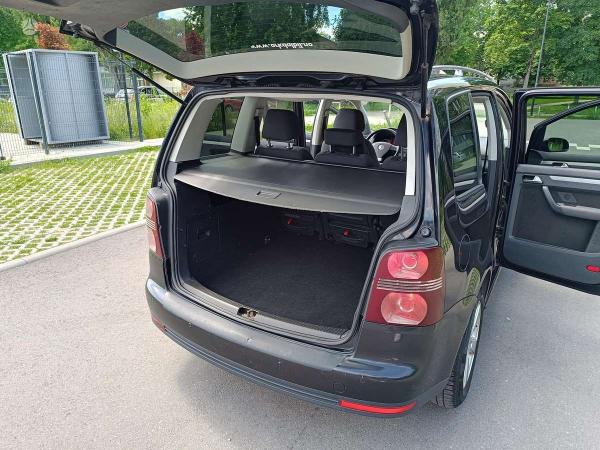 Melns Volkswagen Touran 2007 Viļņa, ar dzinēja tilpumu 1.90 L un nobraukumu 356 tūkst. km par 1999 €, foto 9 vietnē AUTOMOTO.COM.LV