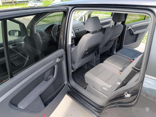 Melns Volkswagen Touran 2007 Viļņa, ar dzinēja tilpumu 1.90 L un nobraukumu 356 tūkst. km par 1999 €, foto 10 vietnē AUTOMOTO.COM.LV