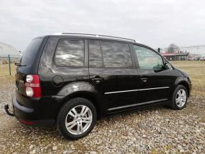 Black Volkswagen Touran 2007 in Saldus, with an engine capacity of 2.00 L and mileage of 257 thousand km for 4300 €, photo 3 on AUTOMOTO.COM.LV