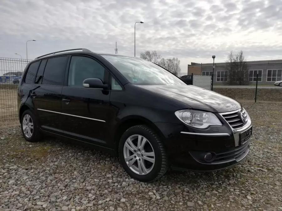 Black Volkswagen Touran 2007 in Saldus, with an engine capacity of 2.00 L and mileage of 257 thousand km for 4300 €, photo 4 on AUTOMOTO.COM.LV