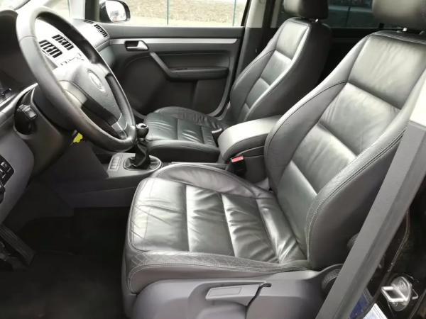 Black Volkswagen Touran 2007 in Saldus, with an engine capacity of 2.00 L and mileage of 257 thousand km for 4300 €, photo 4 on AUTOMOTO.COM.LV