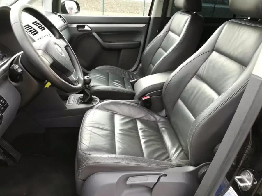 Black Volkswagen Touran 2007 in Saldus, with an engine capacity of 2.00 L and mileage of 257 thousand km for 4300 €, photo 5 on AUTOMOTO.COM.LV