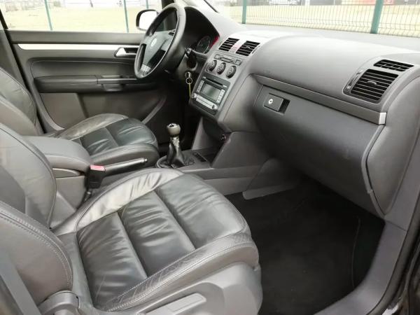 Black Volkswagen Touran 2007 in Saldus, with an engine capacity of 2.00 L and mileage of 257 thousand km for 4300 €, photo 5 on AUTOMOTO.COM.LV