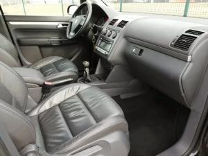 Black Volkswagen Touran 2007 in Saldus, with an engine capacity of 2.00 L and mileage of 257 thousand km for 4300 €, photo 6 on AUTOMOTO.COM.LV