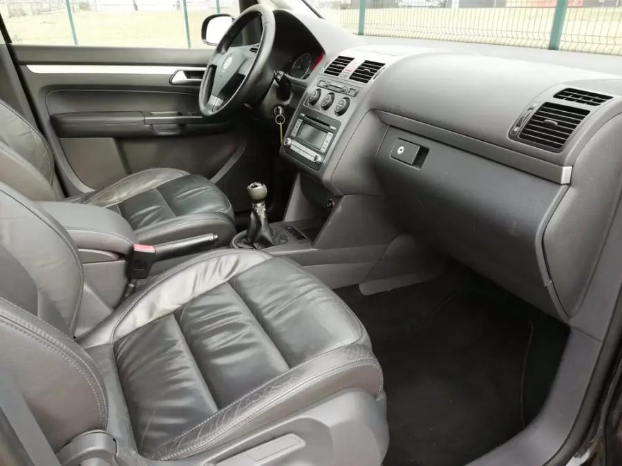 Black Volkswagen Touran 2007 in Saldus, with an engine capacity of 2.00 L and mileage of 257 thousand km for 4300 €, photo 6 on AUTOMOTO.COM.LV