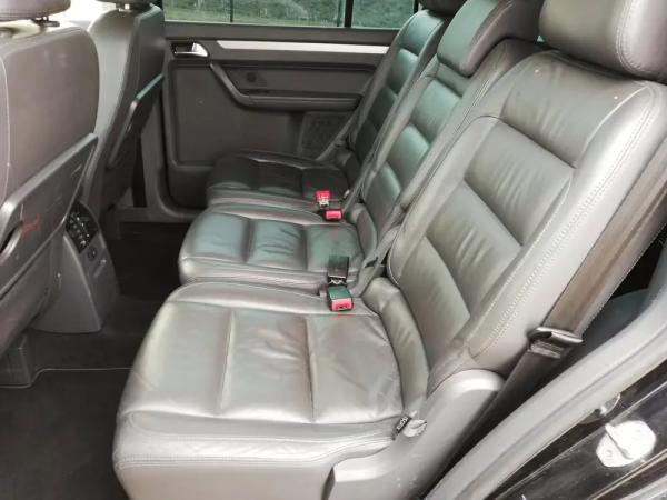 Black Volkswagen Touran 2007 in Saldus, with an engine capacity of 2.00 L and mileage of 257 thousand km for 4300 €, photo 6 on AUTOMOTO.COM.LV