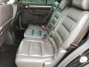 Black Volkswagen Touran 2007 in Saldus, with an engine capacity of 2.00 L and mileage of 257 thousand km for 4300 €, photo 7 on AUTOMOTO.COM.LV