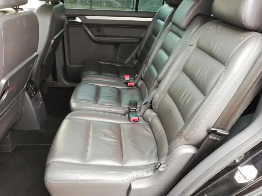 Black Volkswagen Touran 2007 in Saldus, with an engine capacity of 2.00 L and mileage of 257 thousand km for 4300 €, photo 7 on AUTOMOTO.COM.LV