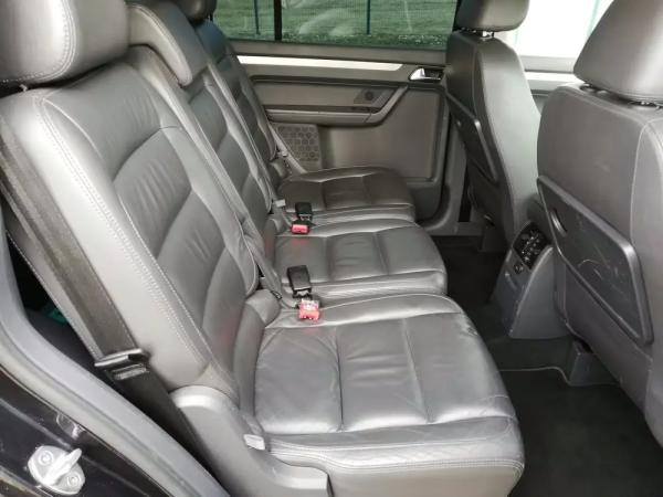 Black Volkswagen Touran 2007 in Saldus, with an engine capacity of 2.00 L and mileage of 257 thousand km for 4300 €, photo 7 on AUTOMOTO.COM.LV