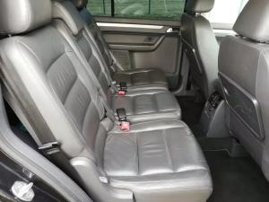 Black Volkswagen Touran 2007 in Saldus, with an engine capacity of 2.00 L and mileage of 257 thousand km for 4300 €, photo 8 on AUTOMOTO.COM.LV