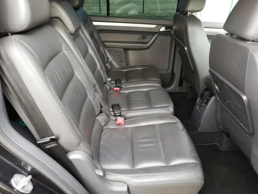 Black Volkswagen Touran 2007 in Saldus, with an engine capacity of 2.00 L and mileage of 257 thousand km for 4300 €, photo 8 on AUTOMOTO.COM.LV