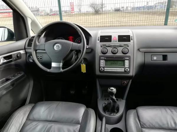 Black Volkswagen Touran 2007 in Saldus, with an engine capacity of 2.00 L and mileage of 257 thousand km for 4300 €, photo 8 on AUTOMOTO.COM.LV