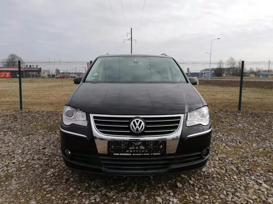 Black Volkswagen Touran 2007 in Saldus, with an engine capacity of 2.00 L and mileage of 257 thousand km for 4300 €, photo 10 on AUTOMOTO.COM.LV