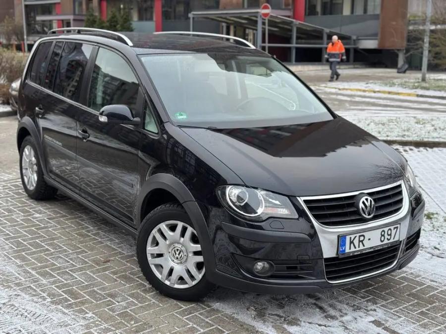 Black Volkswagen Touran 2007 in Riga, with an engine capacity of 2.00 L and mileage of 220 thousand km for 2990 €, photo 1 on AUTOMOTO.COM.LV