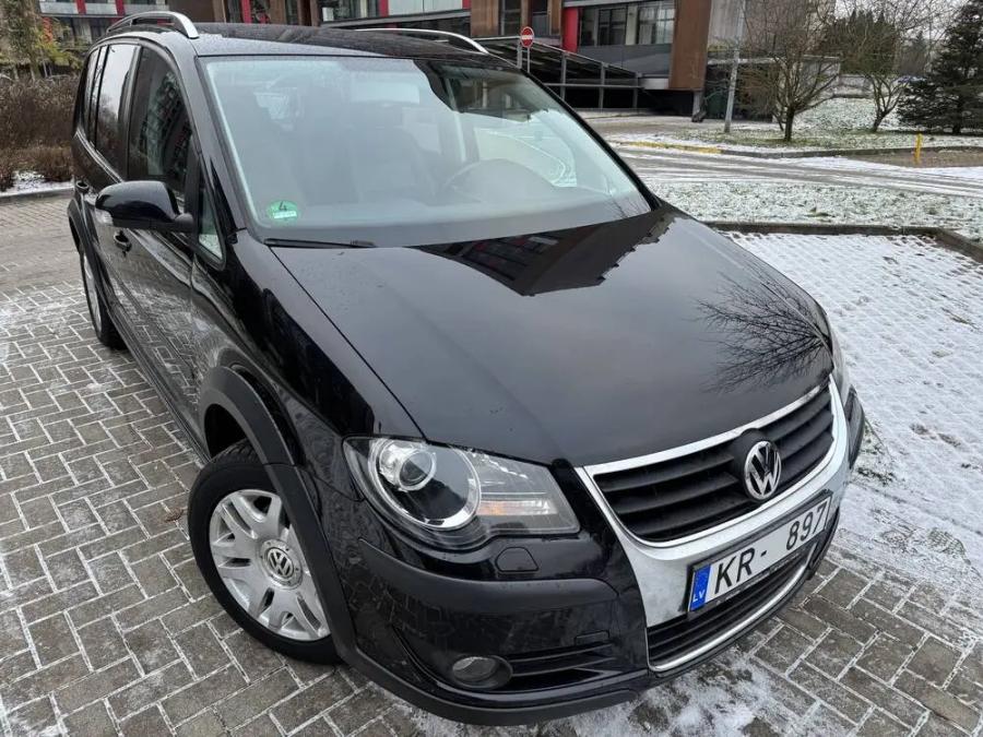Black Volkswagen Touran 2007 in Riga, with an engine capacity of 2.00 L and mileage of 220 thousand km for 2990 €, photo 3 on AUTOMOTO.COM.LV