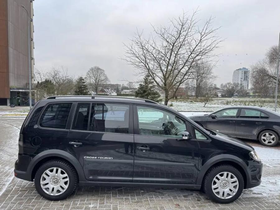 Black Volkswagen Touran 2007 in Riga, with an engine capacity of 2.00 L and mileage of 220 thousand km for 2990 €, photo 4 on AUTOMOTO.COM.LV
