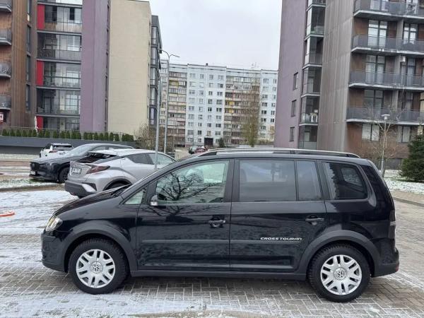 Black Volkswagen Touran 2007 in Riga, with an engine capacity of 2.00 L and mileage of 220 thousand km for 2990 €, photo 4 on AUTOMOTO.COM.LV