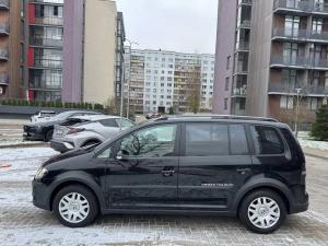 Black Volkswagen Touran 2007 in Riga, with an engine capacity of 2.00 L and mileage of 220 thousand km for 2990 €, photo 5 on AUTOMOTO.COM.LV
