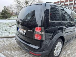 Black Volkswagen Touran 2007 in Riga, with an engine capacity of 2.00 L and mileage of 220 thousand km for 2990 €, photo 8 on AUTOMOTO.COM.LV
