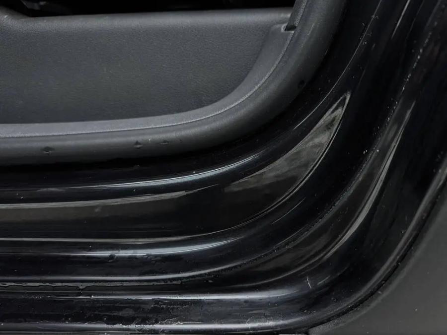 Black Volkswagen Touran 2007 in Riga, with an engine capacity of 2.00 L and mileage of 220 thousand km for 2990 €, photo 13 on AUTOMOTO.COM.LV