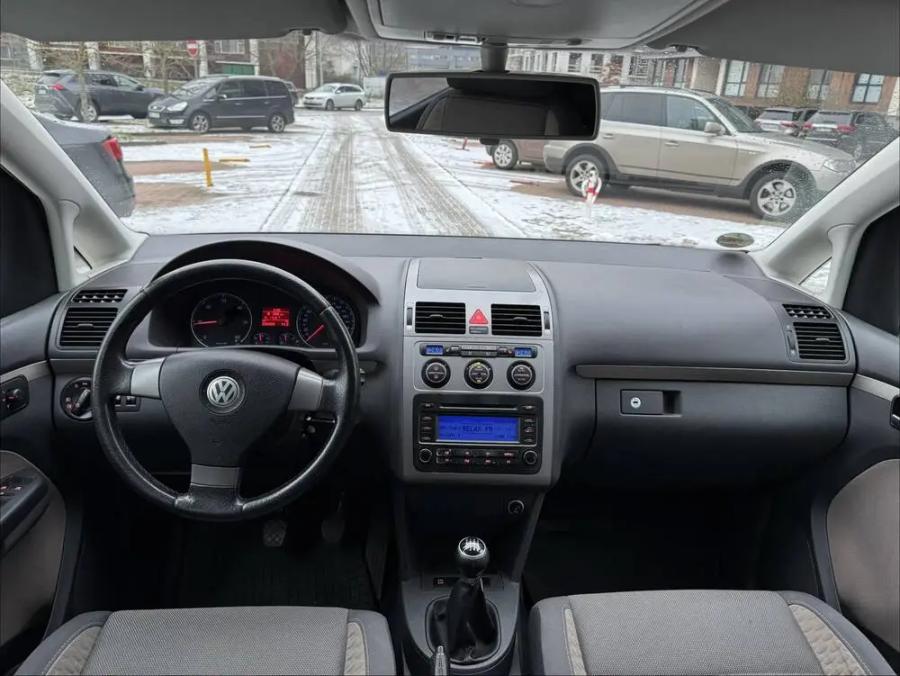 Black Volkswagen Touran 2007 in Riga, with an engine capacity of 2.00 L and mileage of 220 thousand km for 2990 €, photo 14 on AUTOMOTO.COM.LV