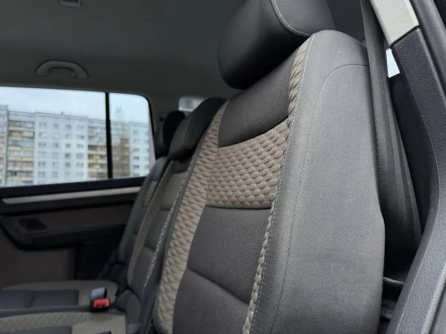 Black Volkswagen Touran 2007 in Riga, with an engine capacity of 2.00 L and mileage of 220 thousand km for 2990 €, photo 16 on AUTOMOTO.COM.LV