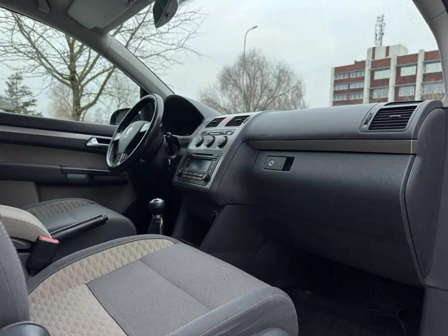 Black Volkswagen Touran 2007 in Riga, with an engine capacity of 2.00 L and mileage of 220 thousand km for 2990 €, photo 17 on AUTOMOTO.COM.LV