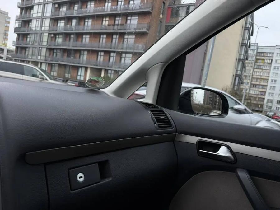 Black Volkswagen Touran 2007 in Riga, with an engine capacity of 2.00 L and mileage of 220 thousand km for 2990 €, photo 19 on AUTOMOTO.COM.LV