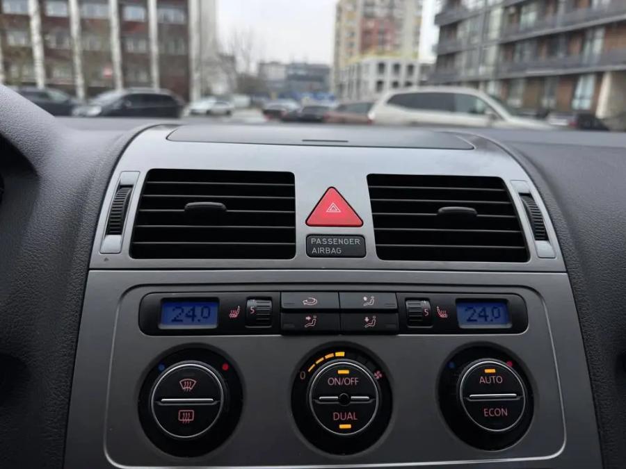 Black Volkswagen Touran 2007 in Riga, with an engine capacity of 2.00 L and mileage of 220 thousand km for 2990 €, photo 21 on AUTOMOTO.COM.LV