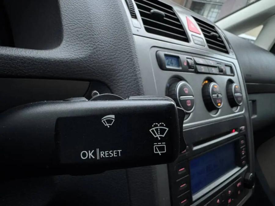 Black Volkswagen Touran 2007 in Riga, with an engine capacity of 2.00 L and mileage of 220 thousand km for 2990 €, photo 22 on AUTOMOTO.COM.LV