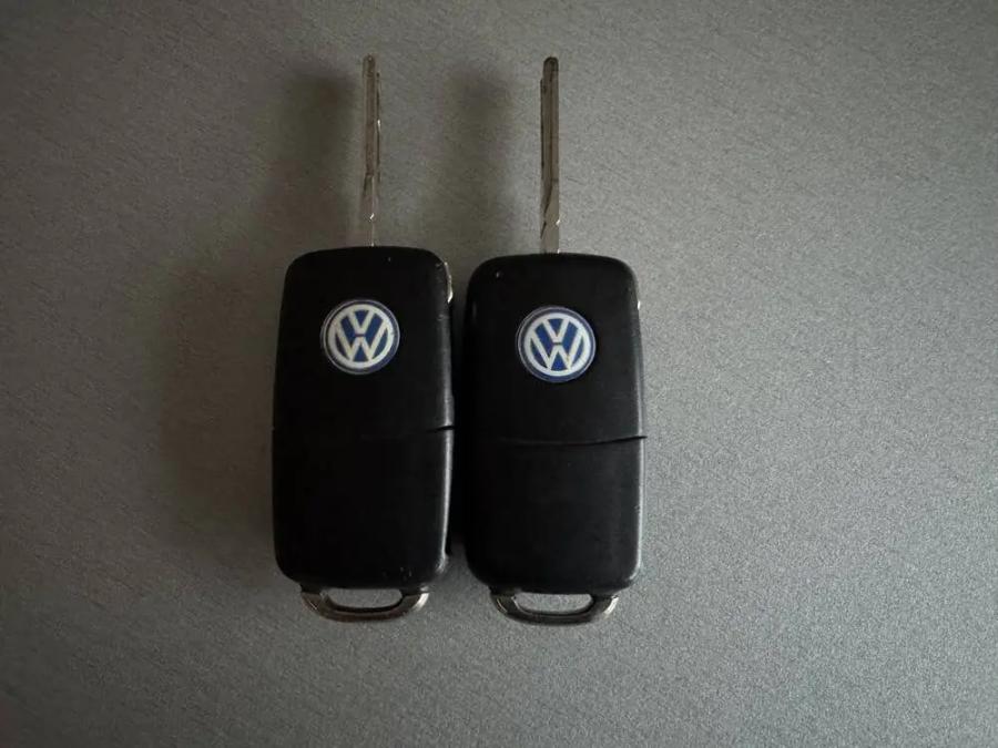 Black Volkswagen Touran 2007 in Riga, with an engine capacity of 2.00 L and mileage of 220 thousand km for 2990 €, photo 29 on AUTOMOTO.COM.LV