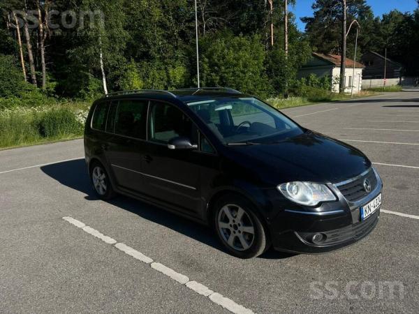 Black Volkswagen Touran 2007 in Riga, with an engine capacity of 2.00 L and mileage of 391 thousand km for 2900 €, photo 2 on AUTOMOTO.COM.LV