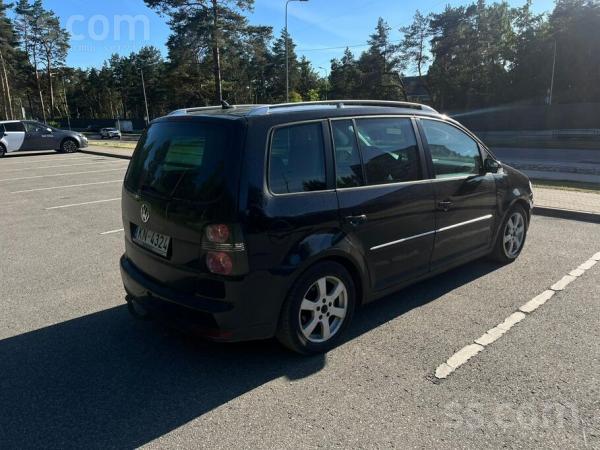 Black Volkswagen Touran 2007 in Riga, with an engine capacity of 2.00 L and mileage of 391 thousand km for 2900 €, photo 4 on AUTOMOTO.COM.LV