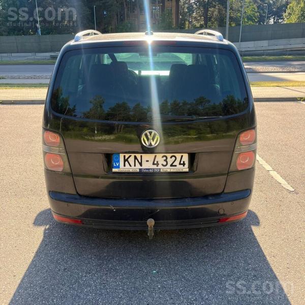 Black Volkswagen Touran 2007 in Riga, with an engine capacity of 2.00 L and mileage of 391 thousand km for 2900 €, photo 5 on AUTOMOTO.COM.LV