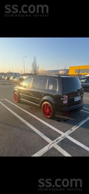 Black Volkswagen Touran 2007 in Riga, with an engine capacity of 2.00 L and mileage of 356 thousand km for 3250 €, photo 6 on AUTOMOTO.COM.LV