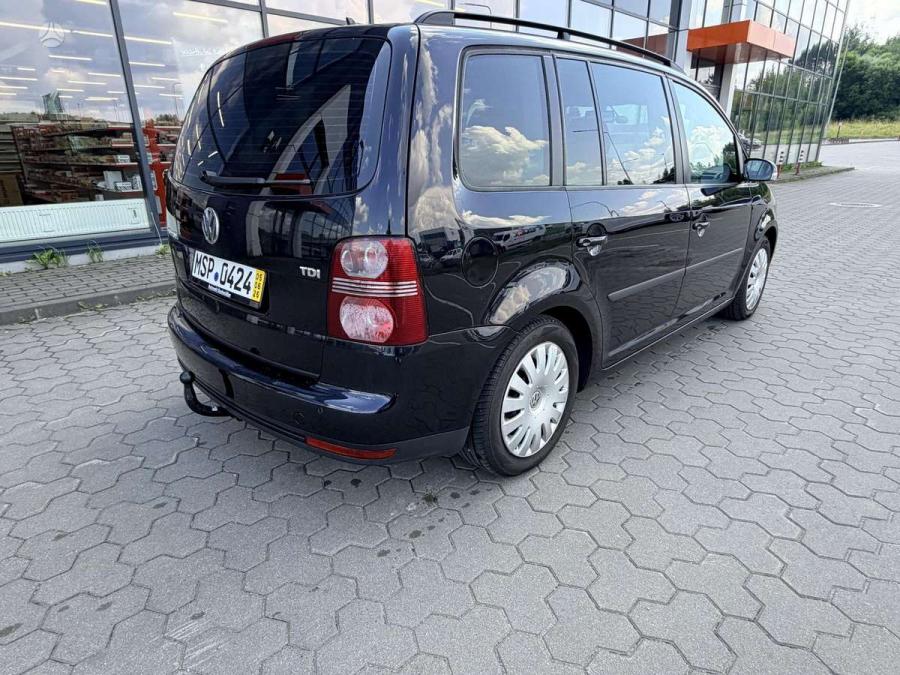 Black Volkswagen Touran 2007 in Vilnius, with an engine capacity of 1.97 L and mileage of 224 thousand km for 3700 €, photo 5 on AUTOMOTO.COM.LV