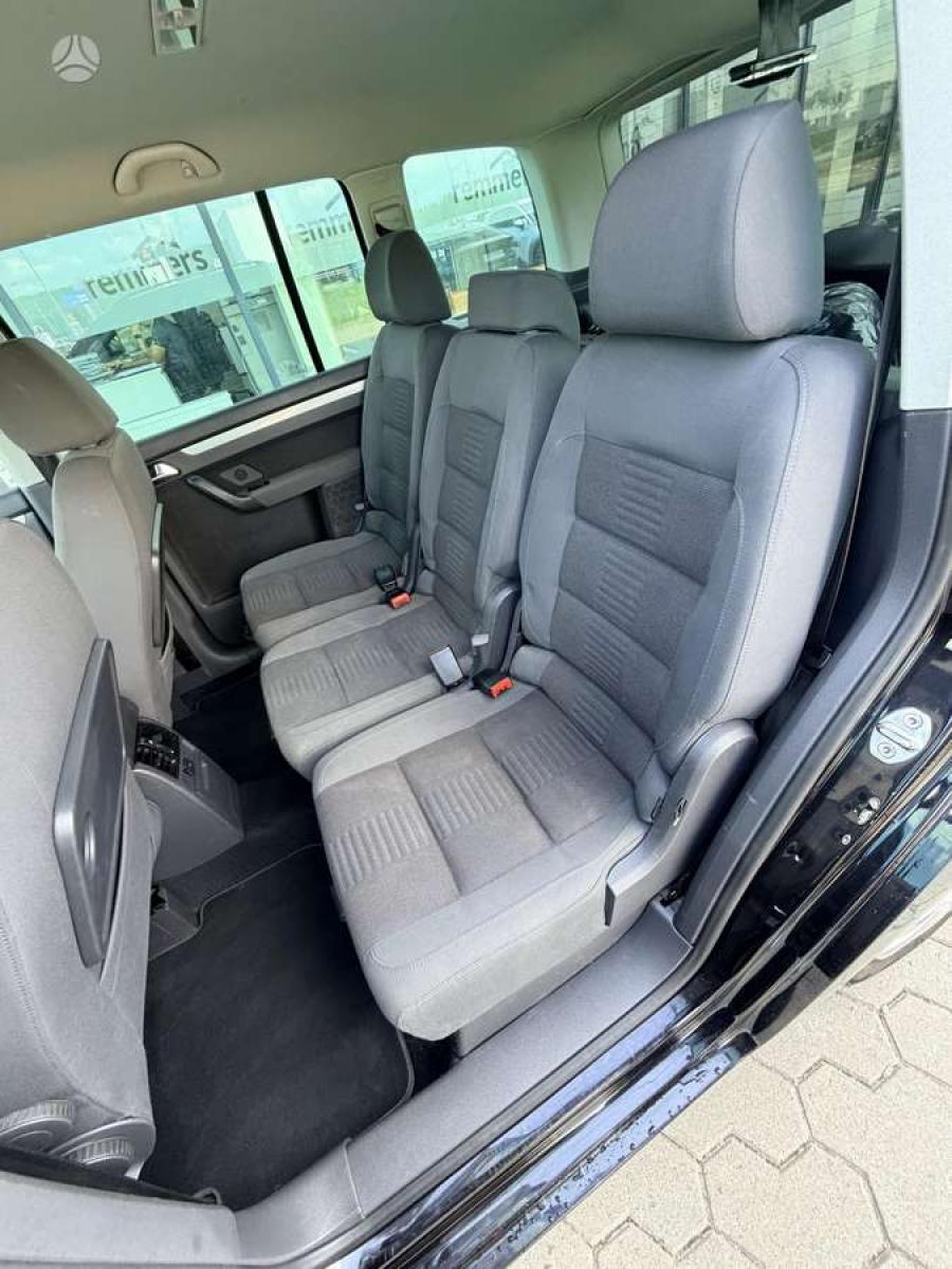 Black Volkswagen Touran 2007 in Vilnius, with an engine capacity of 1.97 L and mileage of 224 thousand km for 3700 €, photo 9 on AUTOMOTO.COM.LV
