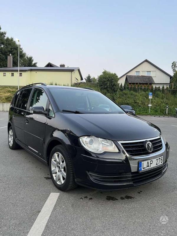 Black Volkswagen Touran 2007 in Kaunas, with an engine capacity of 1.90 L and mileage of 293 thousand km for 1500 €, photo 1 on AUTOMOTO.COM.LV
