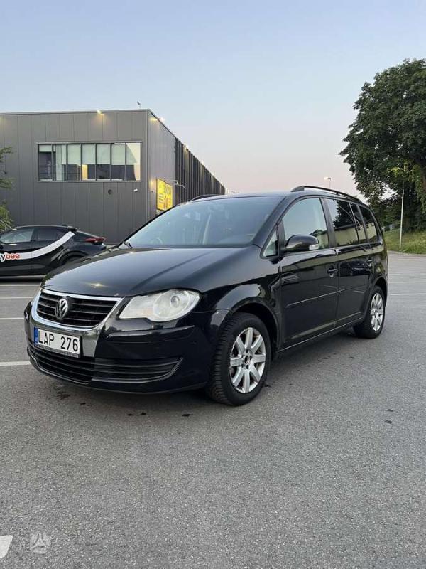 Black Volkswagen Touran 2007 in Kaunas, with an engine capacity of 1.90 L and mileage of 293 thousand km for 1500 €, photo 3 on AUTOMOTO.COM.LV