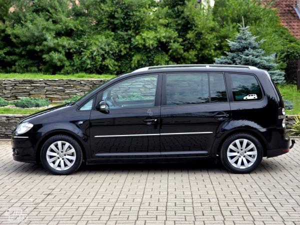 Melns Volkswagen Touran 2007 Viļņa, ar dzinēja tilpumu 2.00 L un nobraukumu 334 tūkst. km par 3200 €, foto 4 vietnē AUTOMOTO.COM.LV