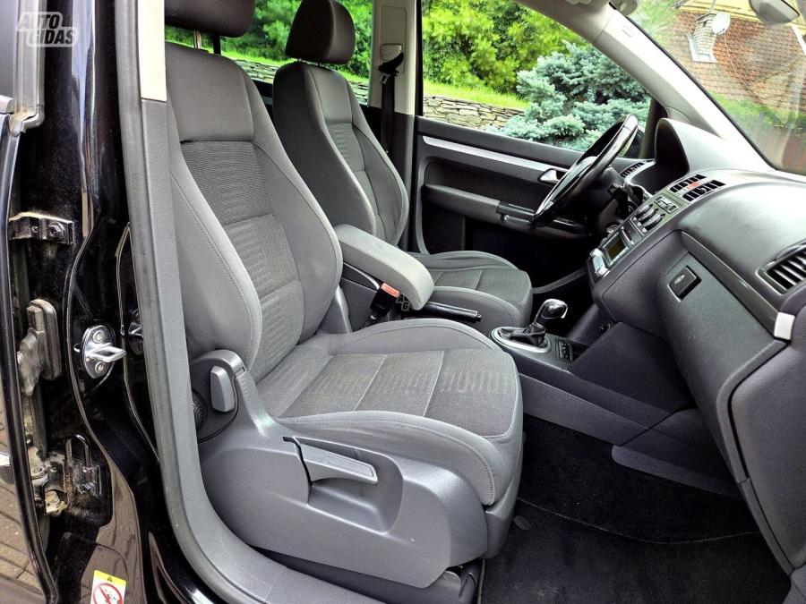 Black Volkswagen Touran 2007 in Vilnius, with an engine capacity of 2.00 L and mileage of 334 thousand km for 3200 €, photo 17 on AUTOMOTO.COM.LV