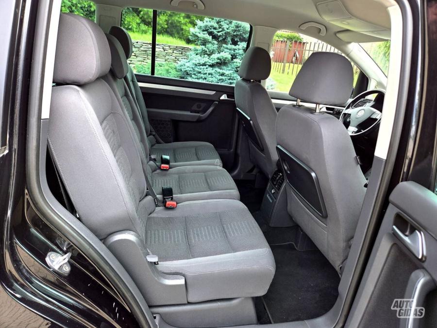 Black Volkswagen Touran 2007 in Vilnius, with an engine capacity of 2.00 L and mileage of 334 thousand km for 3200 €, photo 20 on AUTOMOTO.COM.LV