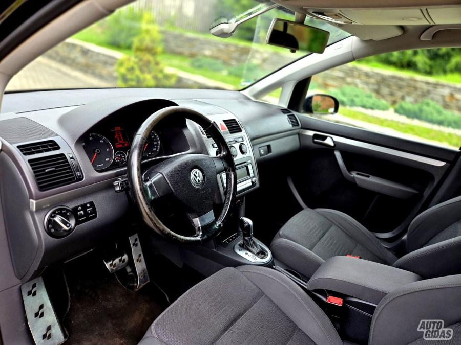 Black Volkswagen Touran 2007 in Vilnius, with an engine capacity of 2.00 L and mileage of 334 thousand km for 3200 €, photo 23 on AUTOMOTO.COM.LV