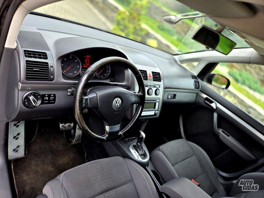 Black Volkswagen Touran 2007 in Vilnius, with an engine capacity of 2.00 L and mileage of 334 thousand km for 3200 €, photo 26 on AUTOMOTO.COM.LV