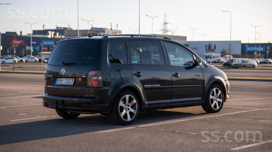 Melns Volkswagen Touran 2007 Rīga, ar dzinēja tilpumu 2.00 L un nobraukumu 276 tūkst. km par 2990 €, foto 4 vietnē AUTOMOTO.COM.LV