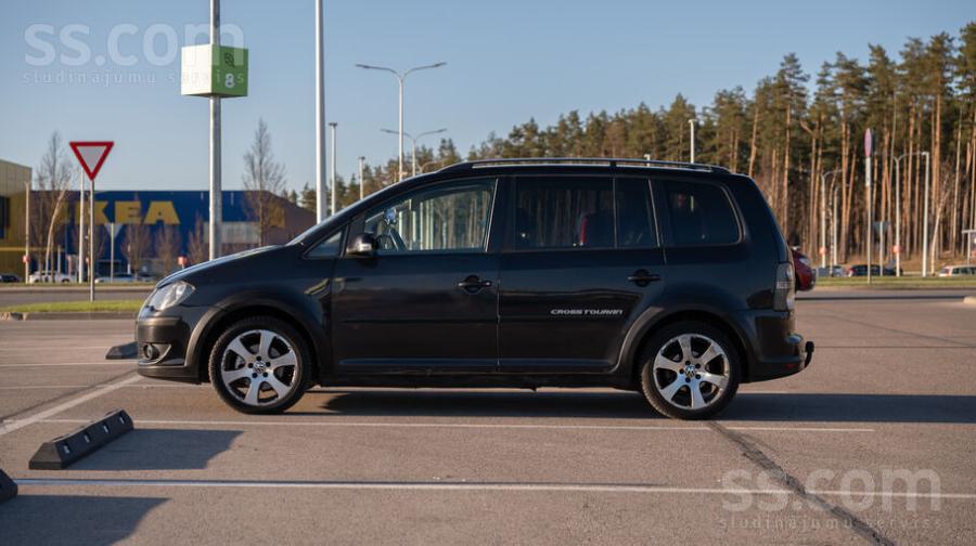 Melns Volkswagen Touran 2007 Rīga, ar dzinēja tilpumu 2.00 L un nobraukumu 276 tūkst. km par 2990 €, foto 7 vietnē AUTOMOTO.COM.LV
