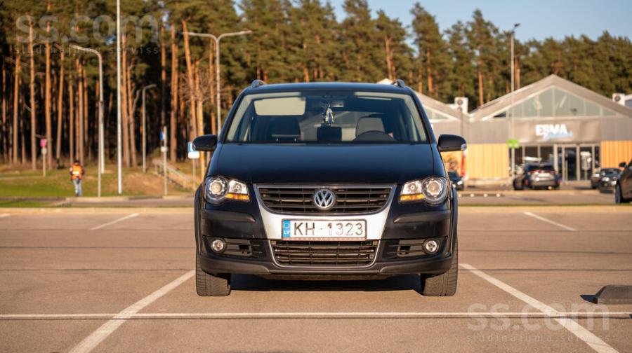 Melns Volkswagen Touran 2007 Rīga, ar dzinēja tilpumu 2.00 L un nobraukumu 276 tūkst. km par 2990 €, foto 9 vietnē AUTOMOTO.COM.LV